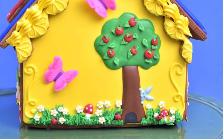 Snow White and the Seven Dwarfs Gingerbread House - Haniela's